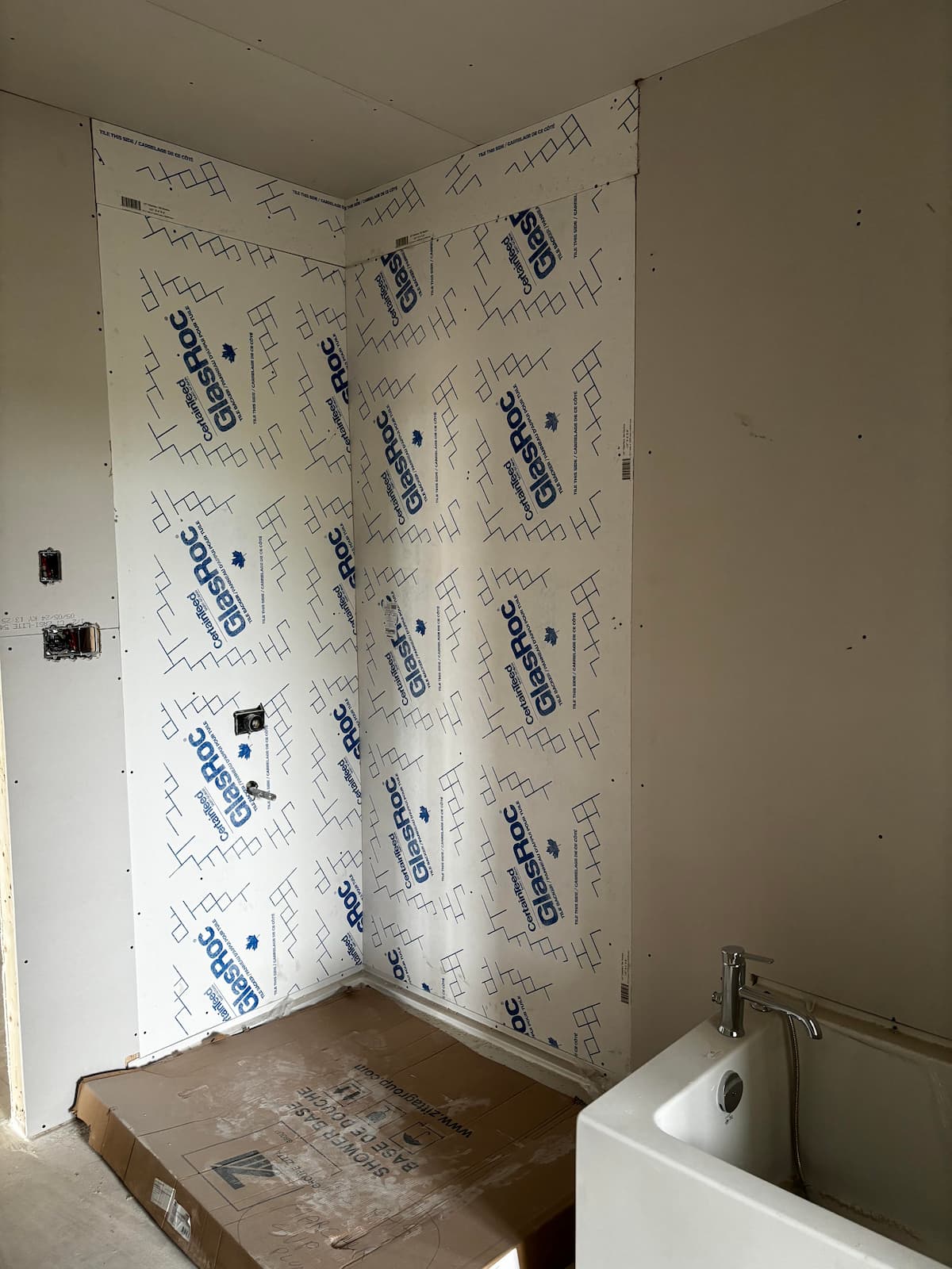 Installation de gypse et travaux de système intérieur - Construction DCM